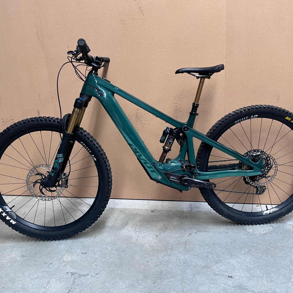 EX DEMO SHUTTLE LT TEAM XTR WITH 29" ALLOY WHEELS - MEDIUM – Pivot ...